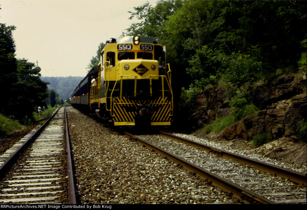RDG 5513 leads the Black Diamond Express on the southbound leg